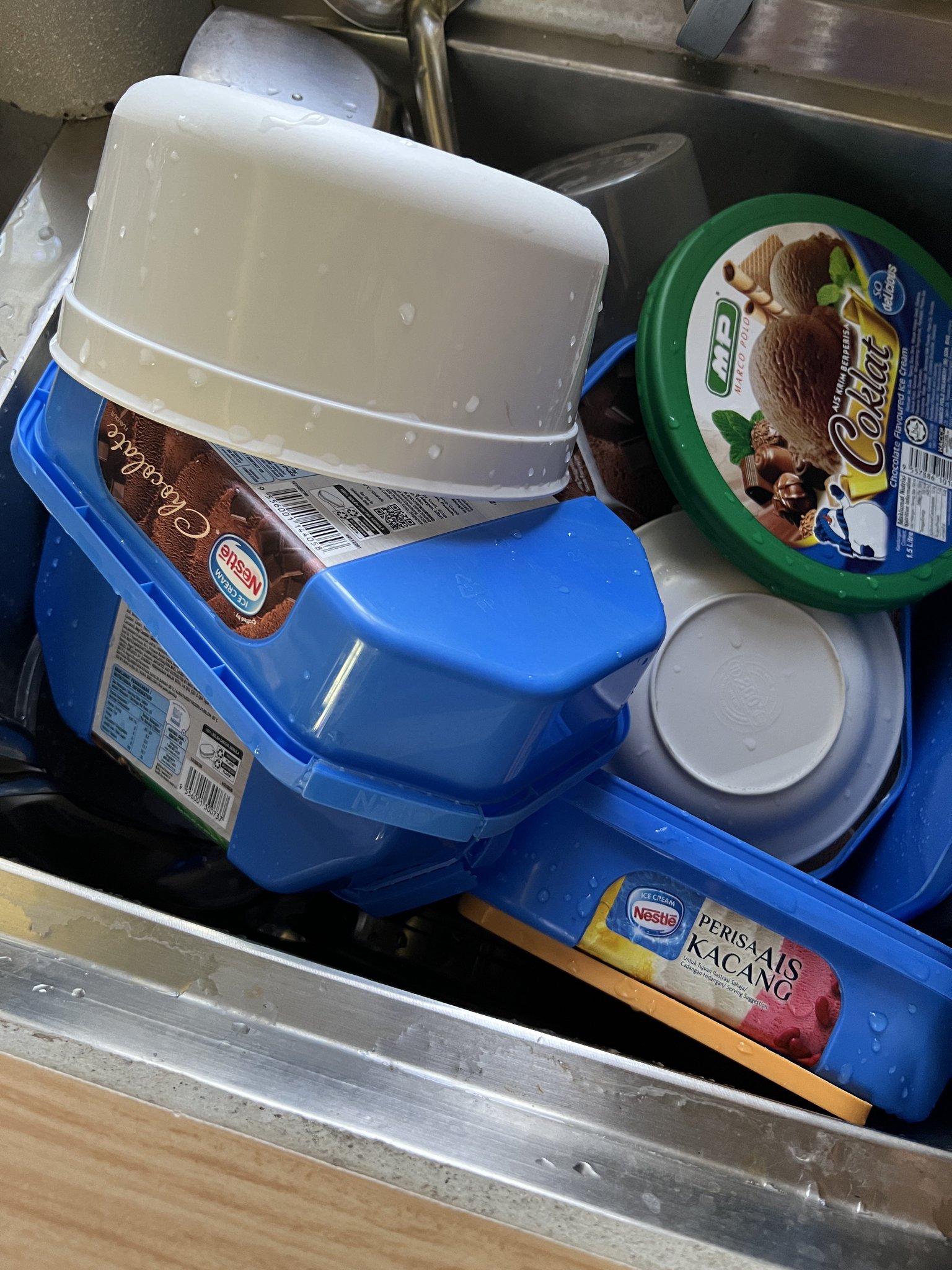 addien90 on Twitter: "Macam manalah tak kena prank, bekas aiskrim penuh satu almari ya Rabbi ...