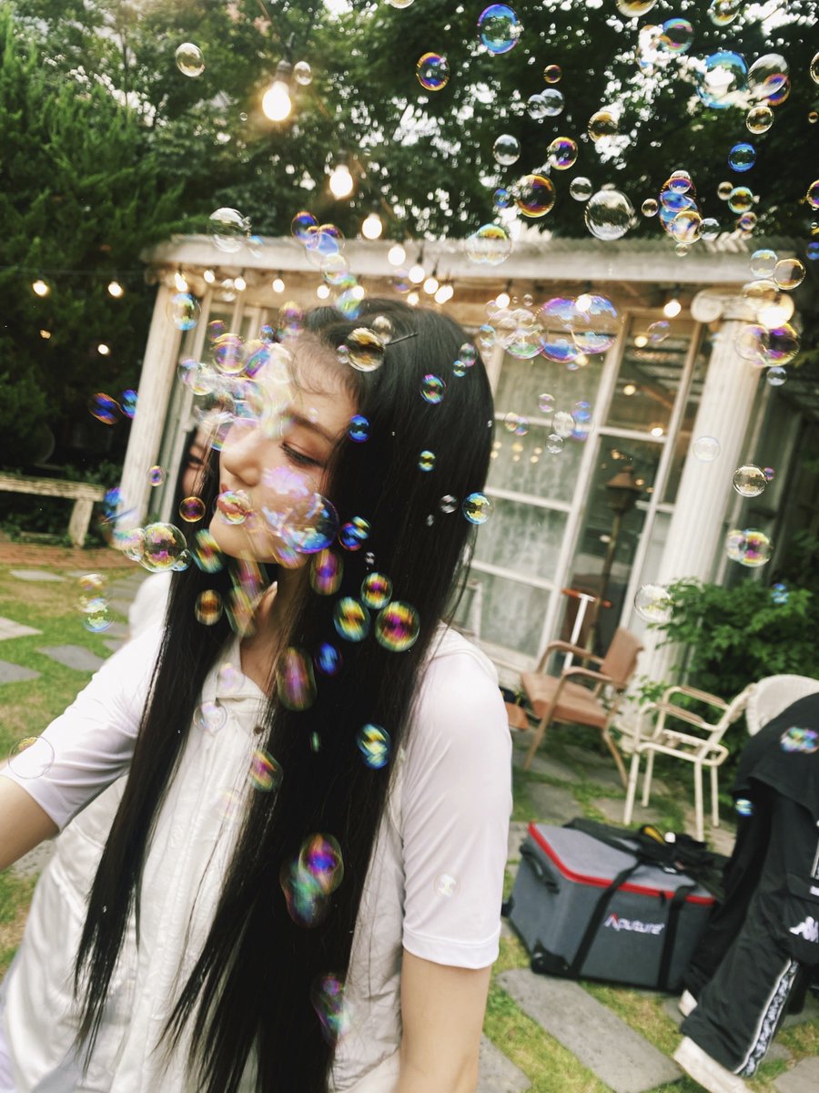 NewJeans Loops 🐰 on Twitter: "221120 phoning photos update #뉴진스 #NewJeans #다니엘 #Danielle"