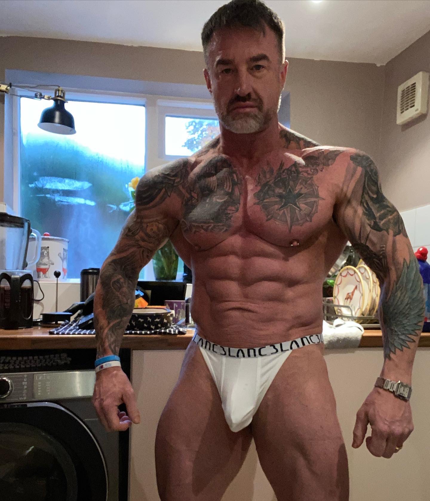 Ross Hurston on Twitter: "Laundry 🧺 day who wants fold😈 https://t.co/nPQVAL579b" / Twitter