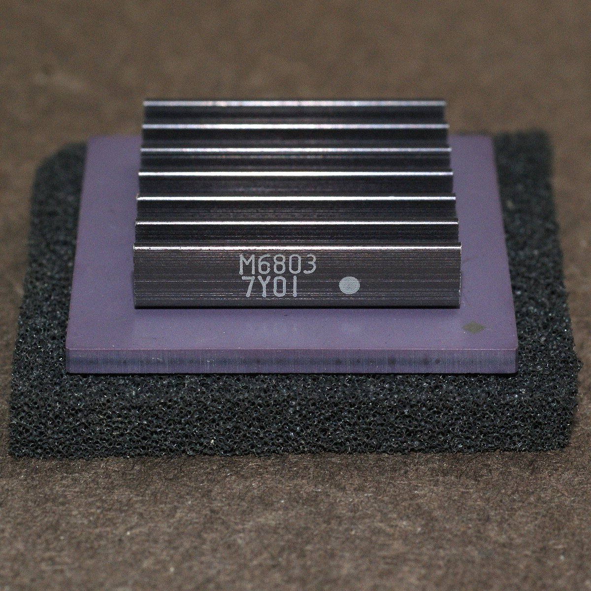 電脳伝説 on Twitter: "これMC6803だと思って注文しちゃったやつ。現物が届いてびっくりだよ。以来ずっと正体を調べてるんだけどいまだに判明しません。"