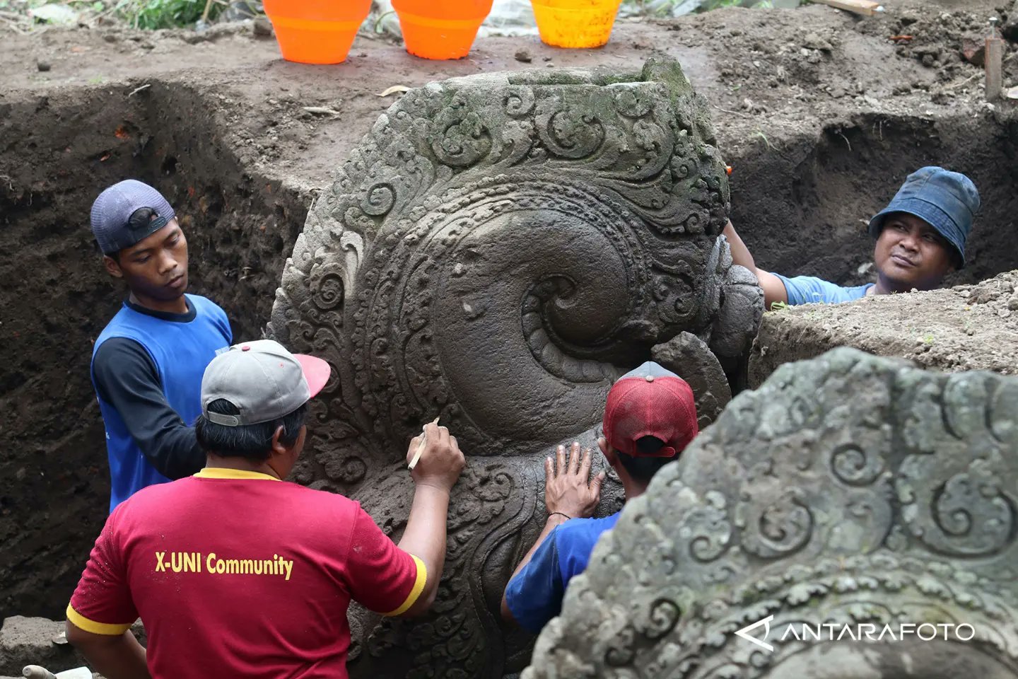 antarafoto.com on Twitter: "EKSKAVASI SITUS ADAN-ADAN KEDIRI Arkeolog dari Badan Riset dan ...