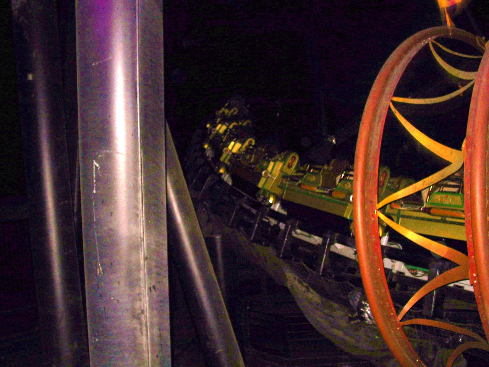 Space Mountain - De la Terre à la Lune on Twitter: "🚀Le train fusée aspiré par la Blue Moon ...