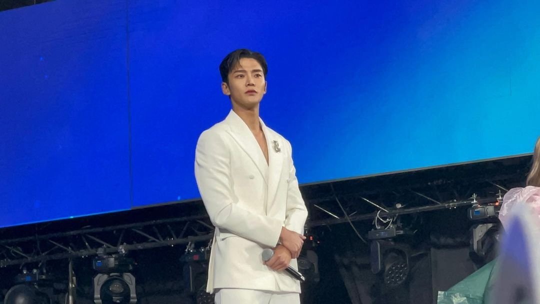 로운💙𝘈𝘸𝘦𝘴𝘰𝘮𝘦 𝘙𝘰𝘸𝘰𝘰𝘯 on Twitter: "뮤직뱅크 인 칠레 × MC 로운 화이트수트 천사왕자님👼🤴 https://t.co/IsSao9JWvb #로운 ...