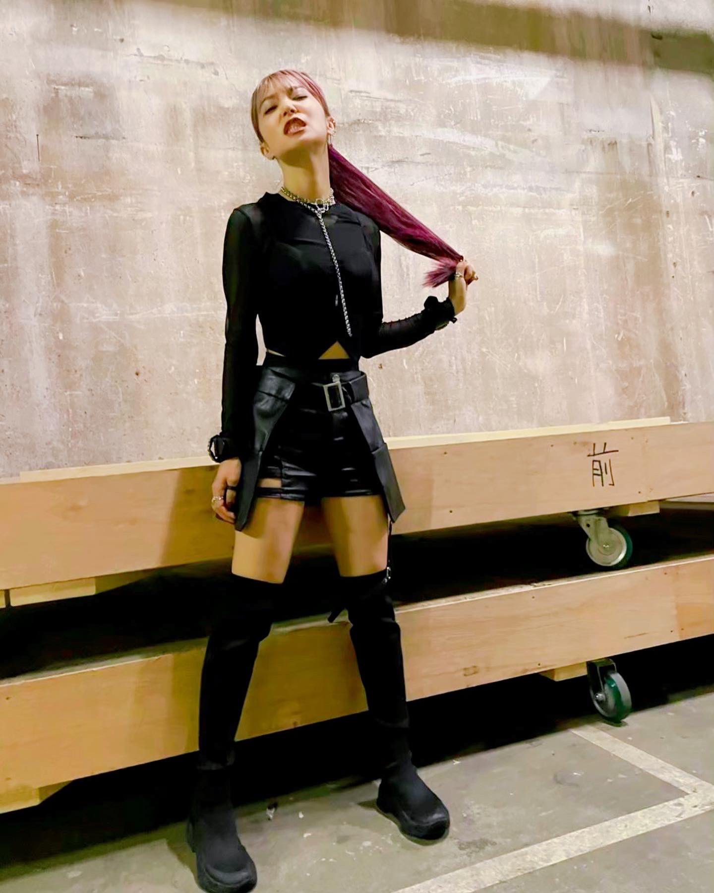 LiSA on Twitter: "#一斉ノ喝采 のMV、早速100万PVありがとうございます㊗️🎉 様々な感情をストイックに研ぎ澄ましてMVにしてもらいました。 衣装もストイック笑 みんなの ...