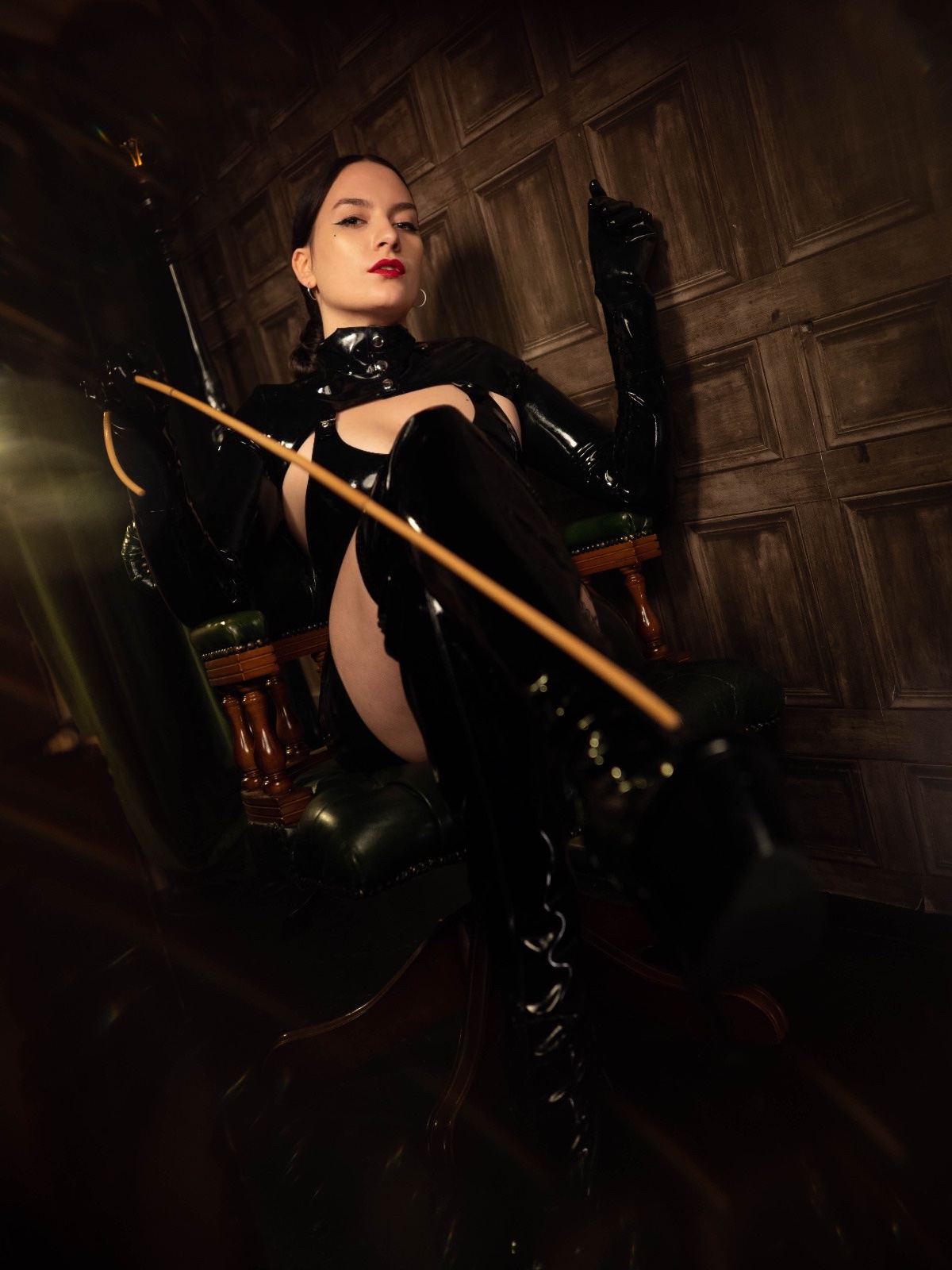 MISS MAY • LONDON DOMINATRIX on Twitter: "BERLIN Ich biete am 24/25/28.11 Sessions im ...