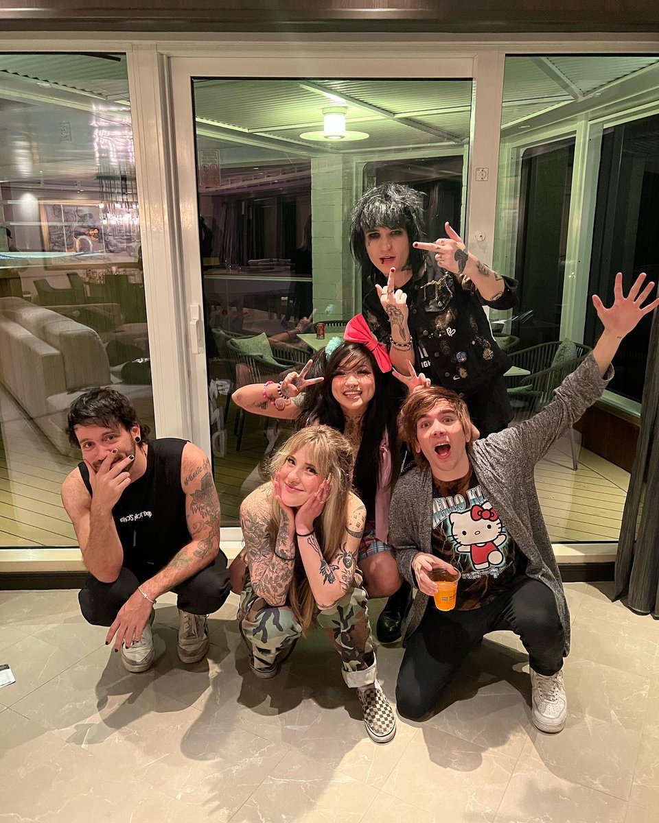 awlivv (very hot) on Twitter: "cringe emo posers"