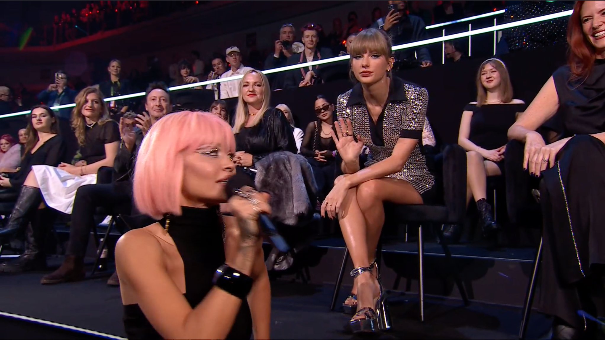 The Swift Society on Twitter: "📸| @TaylorSwift13 in a new outfit https://t.co/fJuRO4liKw" / Twitter