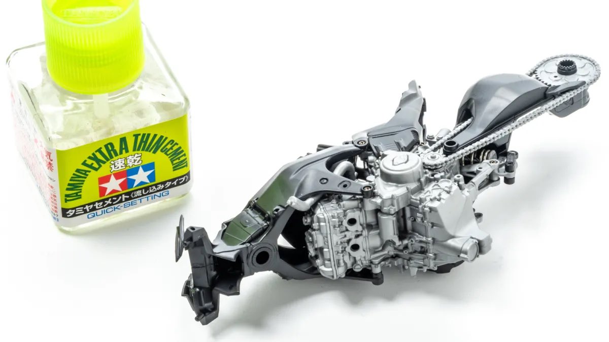 nippper.com on Twitter: "いいプラモは、ただ貼るだけでおもしろく、猛烈な自己肯定感を感じられる。 そして接着剤を一本携えているだけでおもいっきり楽しめる！！ プラモデル ...