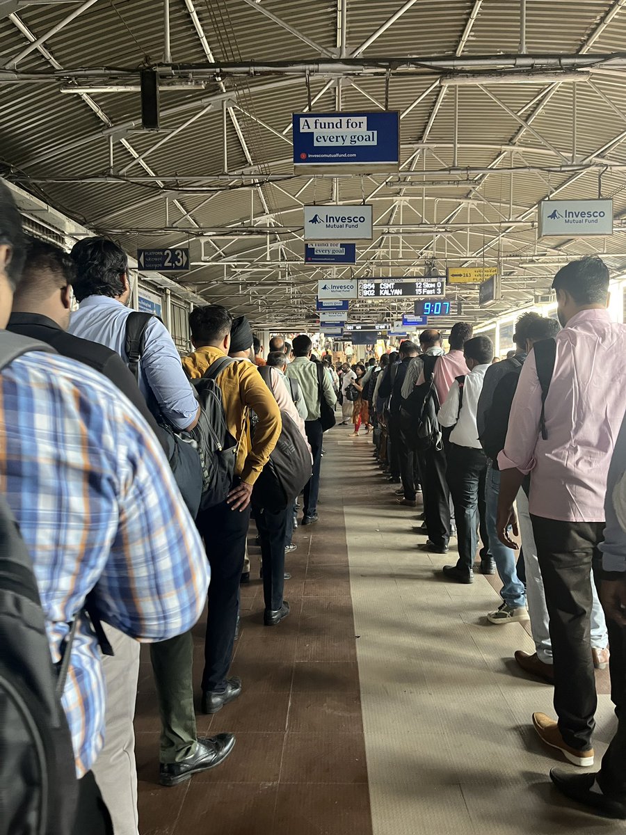 Mumbai | | Paused on Twitter: "#MumbaiCommute Longest daily queue in mumbai - ghatkopar metro entry"