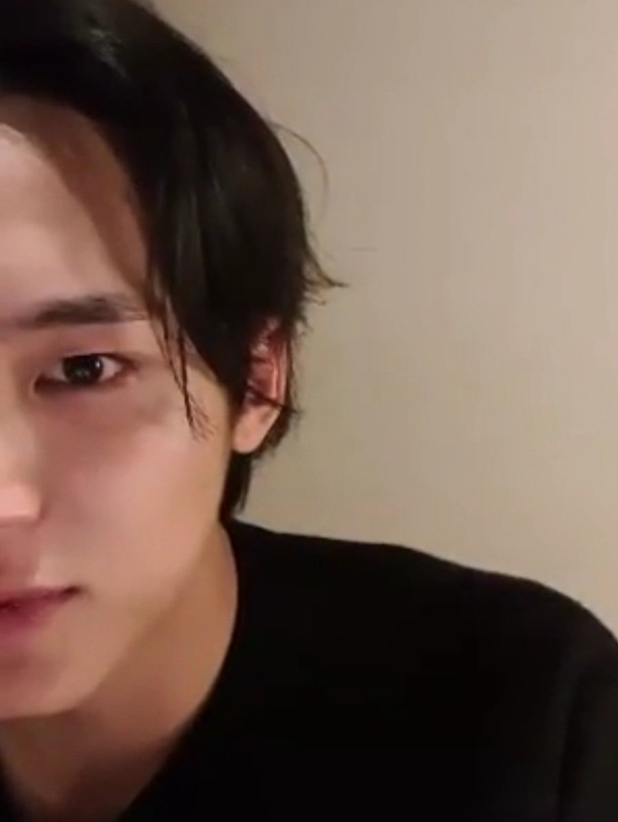 Cheol .•+.°🍒 on Twitter: "RT @gyumedia: mingyu's talent: making his double eyelids into monolids"