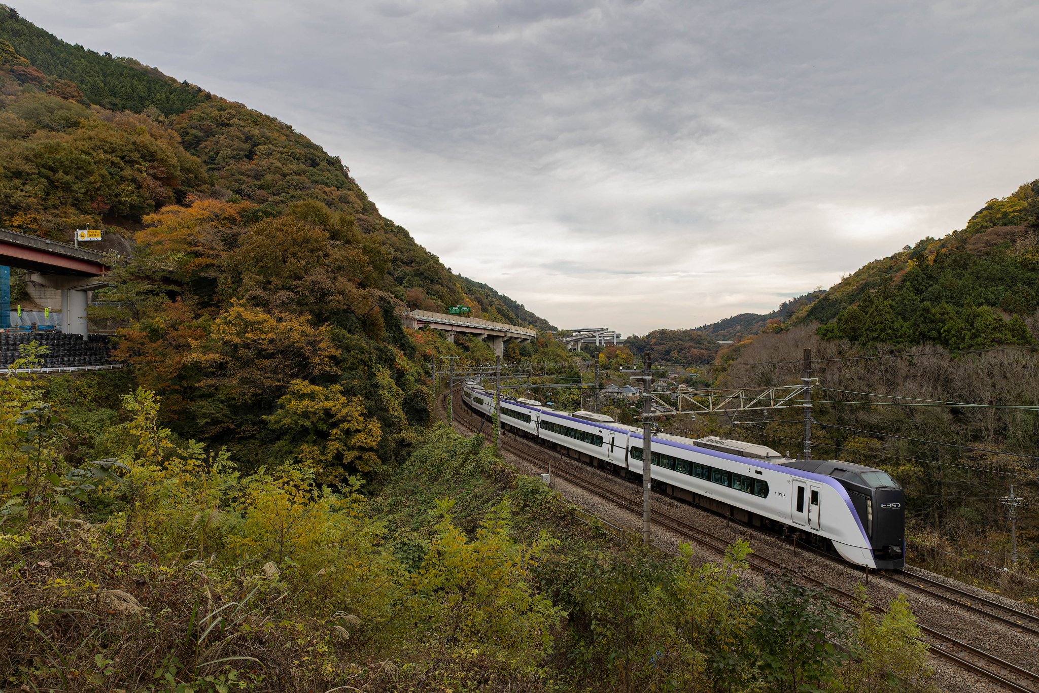 グノ夫@𝓽𝓮𝓪𝓶俯瞰🐷🐱🐸 on Twitter: "E353かいじ しばらくは裏高尾の紅葉チェックは続きそうですね😊 https://t.co/aMxwsL1Hlp" / Twitter