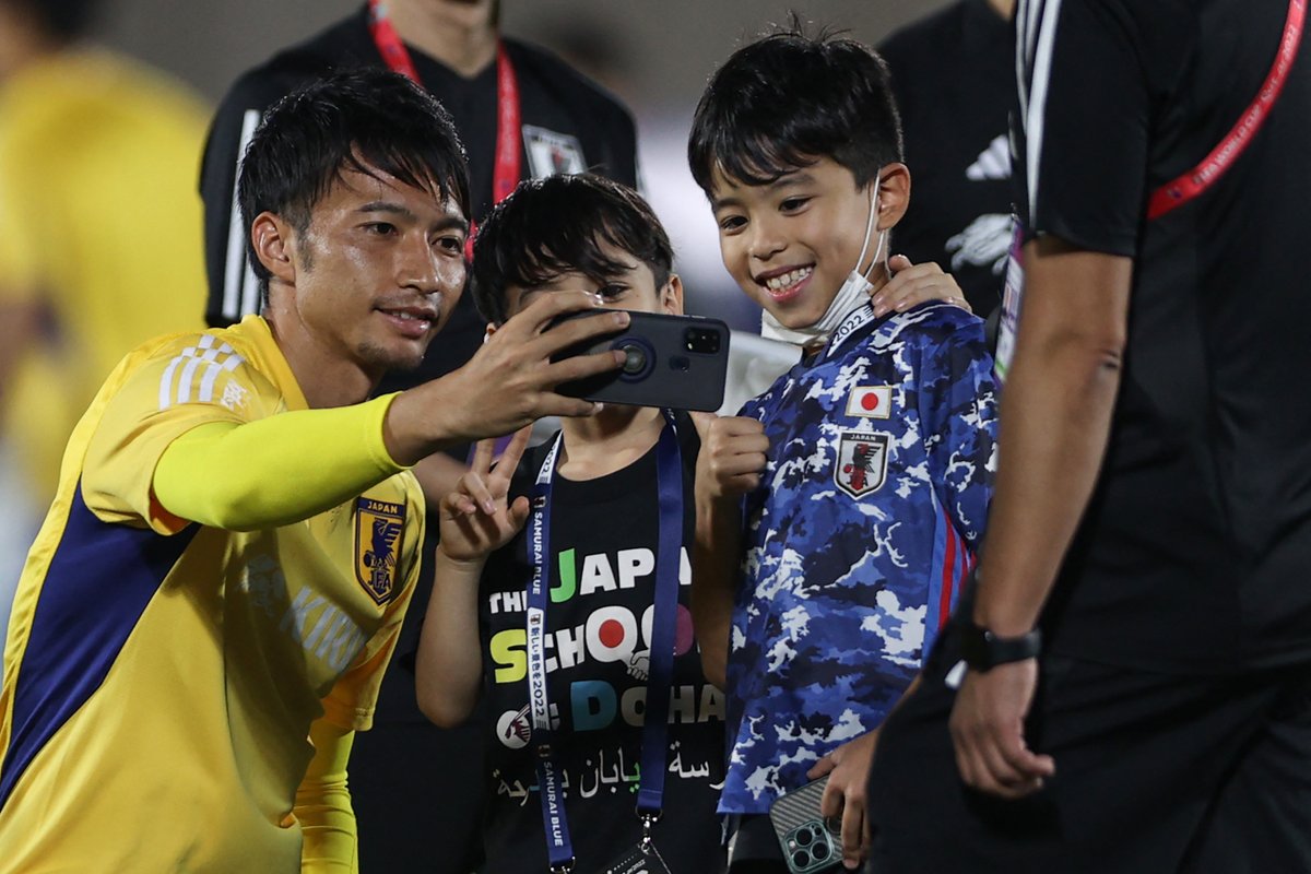 FIFA.com on Twitter: "When kids meet their football heroes ️🇯🇵 Members of Japan's (@jfa ...