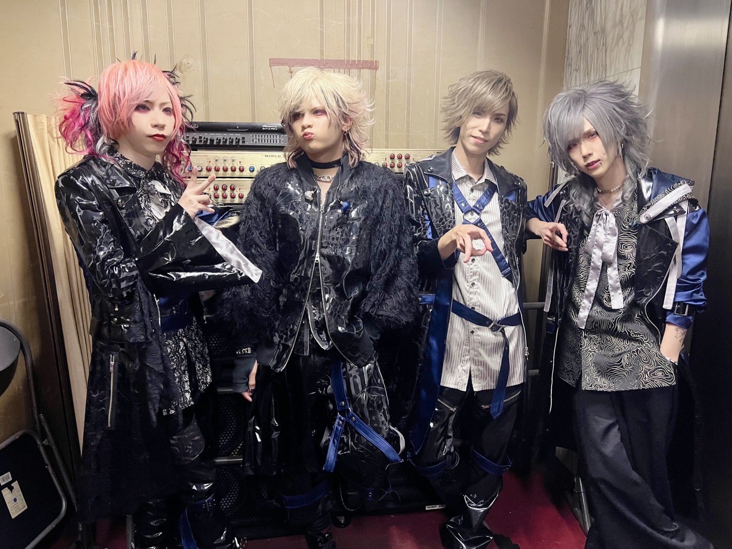 Royz On Twitter Dezert × Royz “デザートとロイズでアナタのハートに火はツキマス～？ 多分ダイジョウブデス