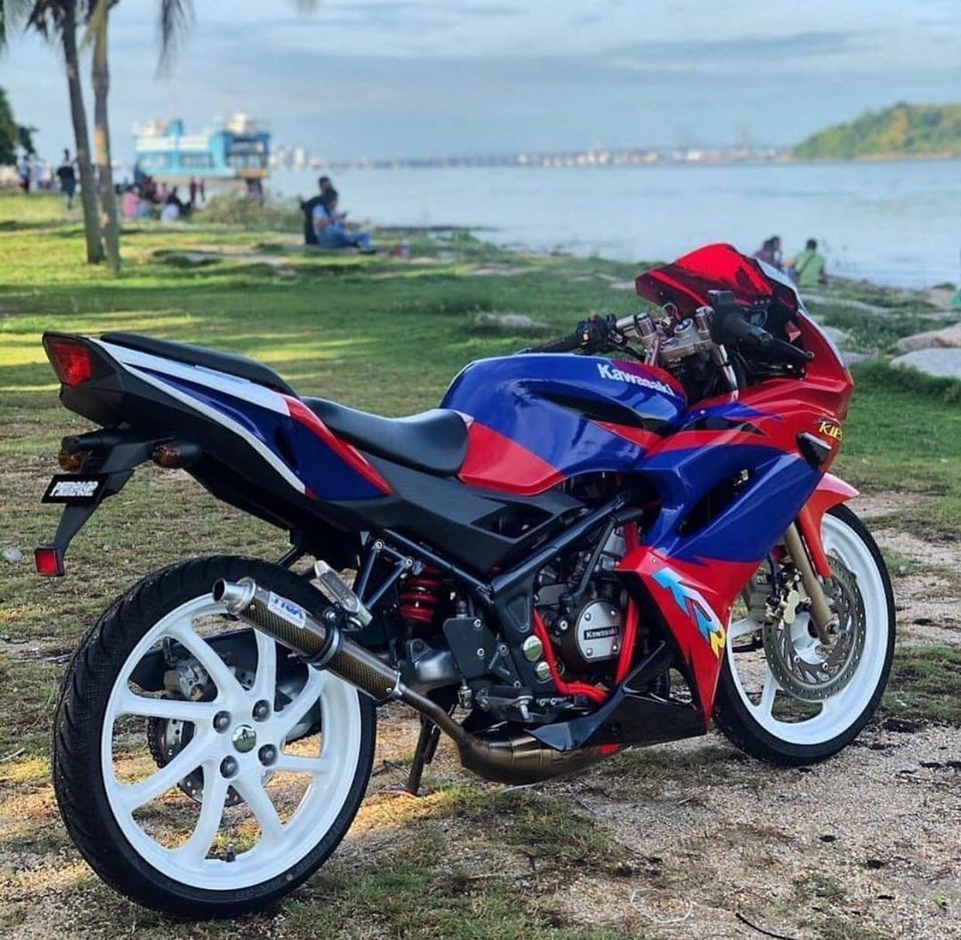 Ninja R 2022 Biru