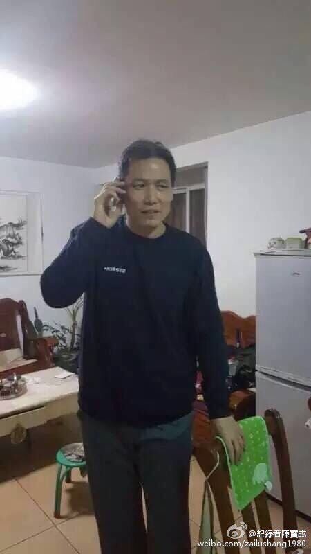 浦志强 On Twitter 2015年12月22日,我就给放出来了。附图便是当晚在岳父家中,与各路师友电话答疑答谢情景,身上穿的衣服,是出席12月8日庭前会议自备的便装,发型则是12月