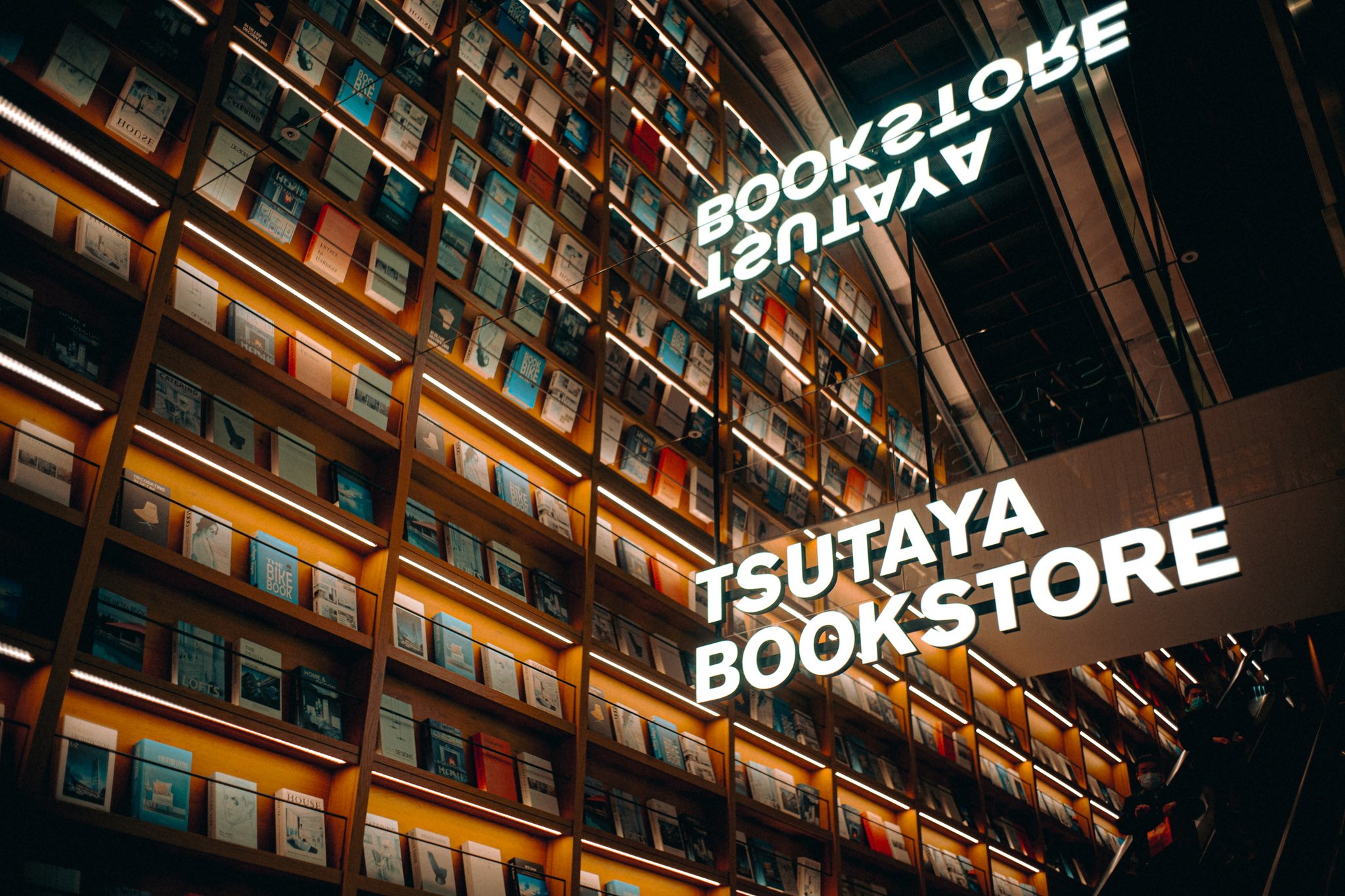 23ch台灣赴任中 on Twitter: "台湾TSUTAYA。この店内にもカヘが複数ある。日本雑誌コーナーなどに来ると台湾感がまるでない。写り込んでる老夫婦は完全に台湾だけれど ...