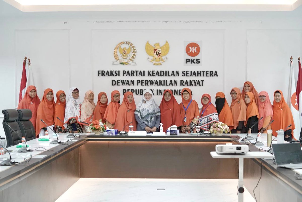 indosias on Twitter: "RT @FPKSDPRRI: Anggota DPR RI F-PKS, Diah Nurwitasari, menerima kunjungan ...