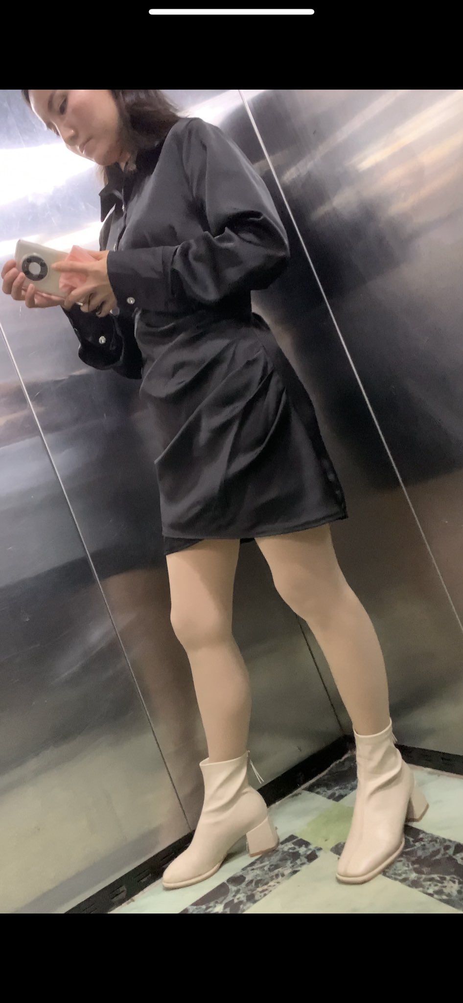 墨墨ttt On Twitter 尾随小少妇,原本只想着抄抄底的,但她刚进电梯就贴墙站,没有机会下手,为了惩罚她,想着射她刚脱下的骚靴子,拿鞋子的一瞬间门动了,吓得我拿着鞋子赶紧从消防楼梯
