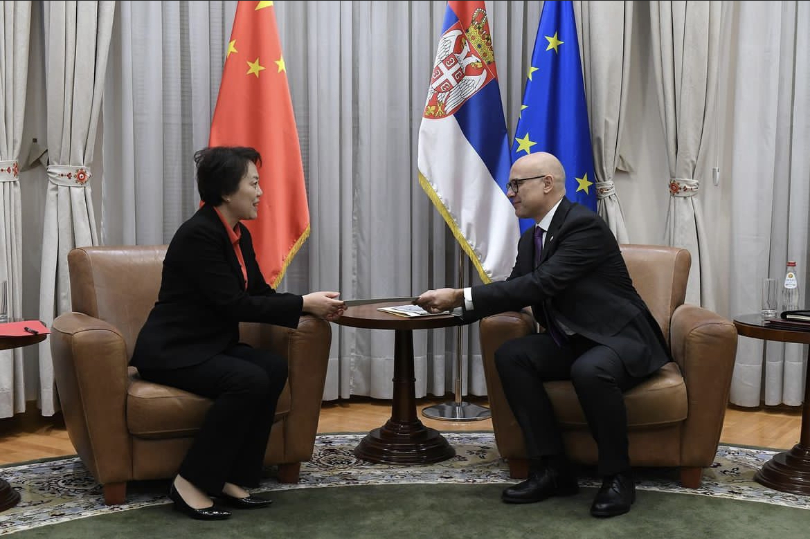 Chen Bo On Twitter Уручила сам данас потпредседнику Владе и министру одбране Републике Србије