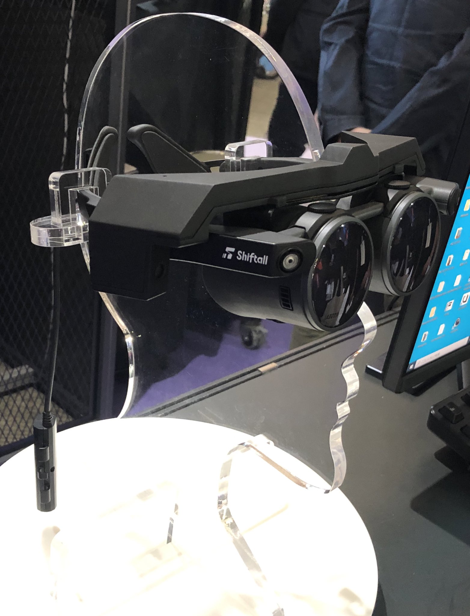 Mr.kk on Twitter: "MeganeX試着した感想！ ・めちゃくちゃ映像綺麗 SteamVRホームの床の木目、お外のすすき、砂利もくっきり見える ・3枚目はあいぽんX接写して撮っ ...