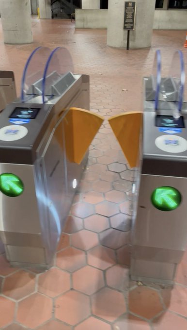 WMATA Fare Gate prototypes - RAILROAD.NET