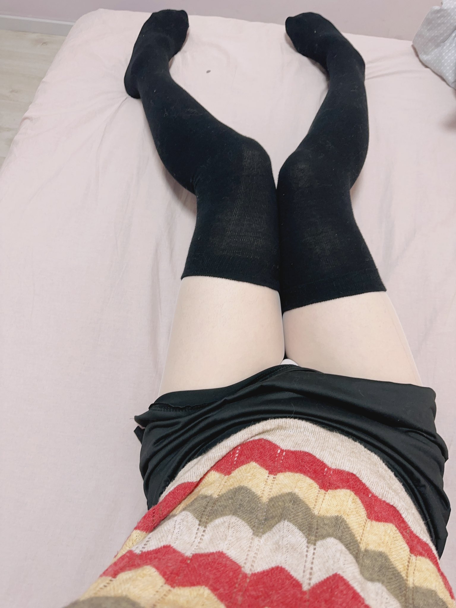 Asu on Twitter: "内裤，内衣，打底衫，丝袜，大腿袜，小裙子，还有一片42cm姨妈巾夹在屁屁上，冬日的居家穿着要温暖，又充满挑战 https://t.co/Daam9HYuIT ...
