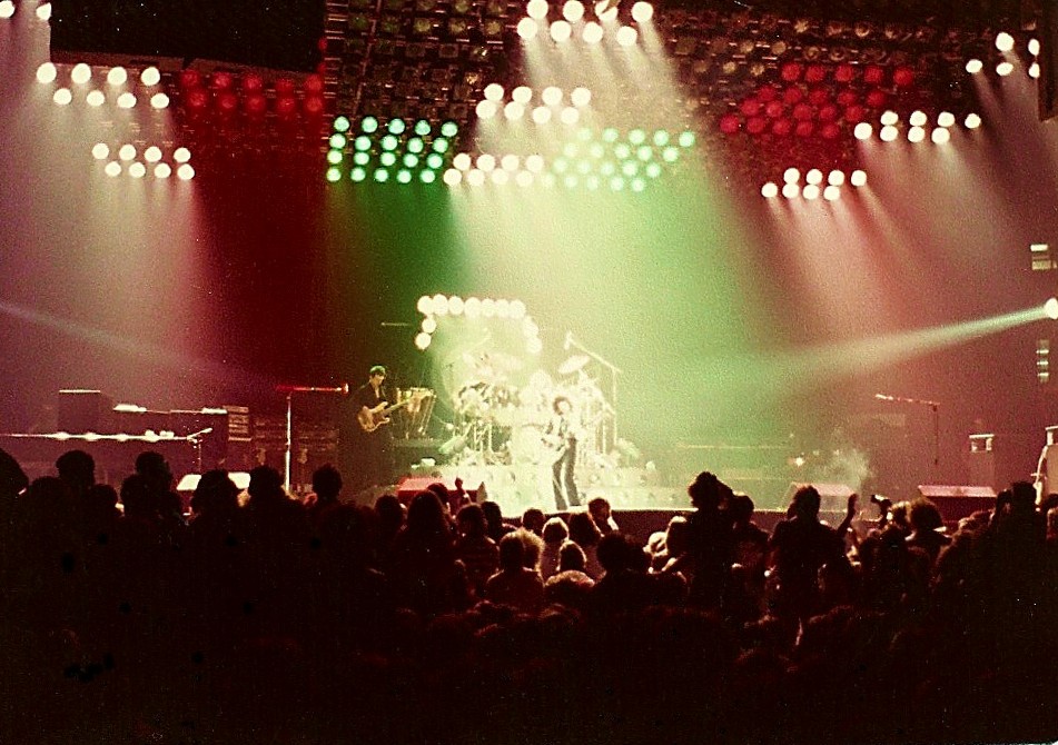 #Throw🔙 🇺🇲 Queen LIVE! at New York City 1978 🇺🇲 This is the final night ...