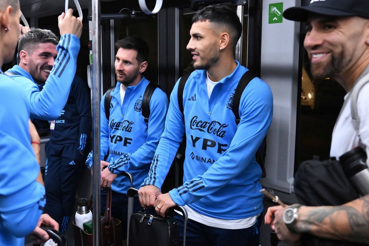 Usai laga ujicoba UAE vs Argentina kemarin, Lionel Messi salaman dengan ...