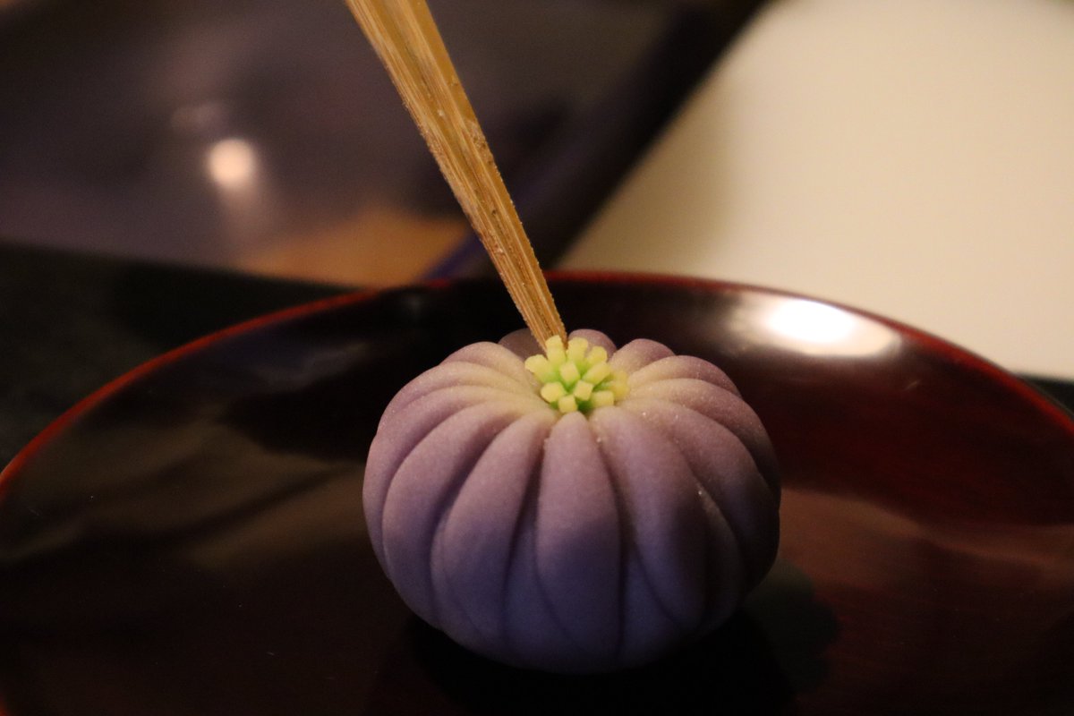 かっきー みやびな京都 On Twitter 京都の「食べるだけじゃない!」和菓子2選ですが① 西陣『鶴屋吉信』本店2階の『菓遊茶屋』。熟練職人による生菓子づくりを目の前で見れる
