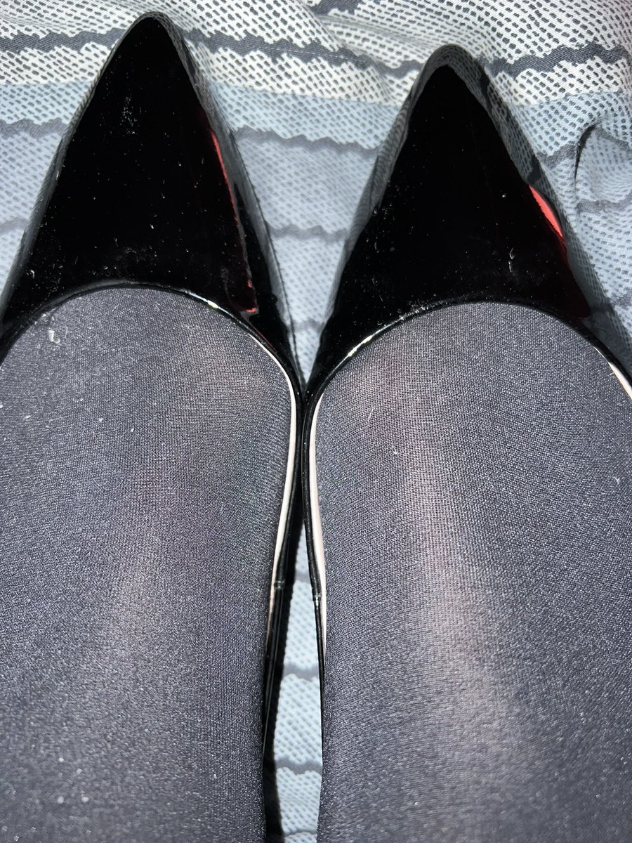 👠jiojio On Twitter 漆皮尖头穿着好好看 又闷又紧😍 性感死了