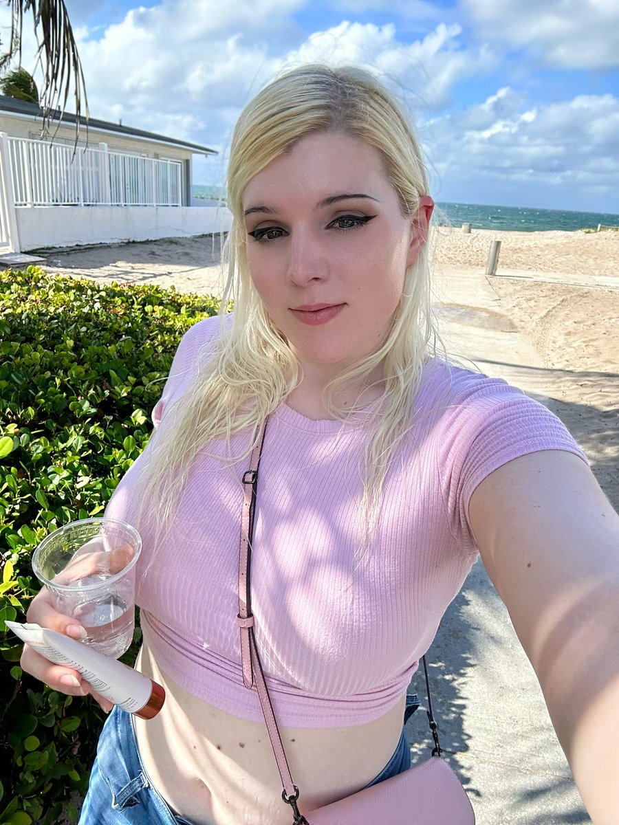 Would you walk on the beach with a cute trans girl 👀 🏳️‍⚧️ Amanda Rae 🏳️‍⚧️ @realamandarae
