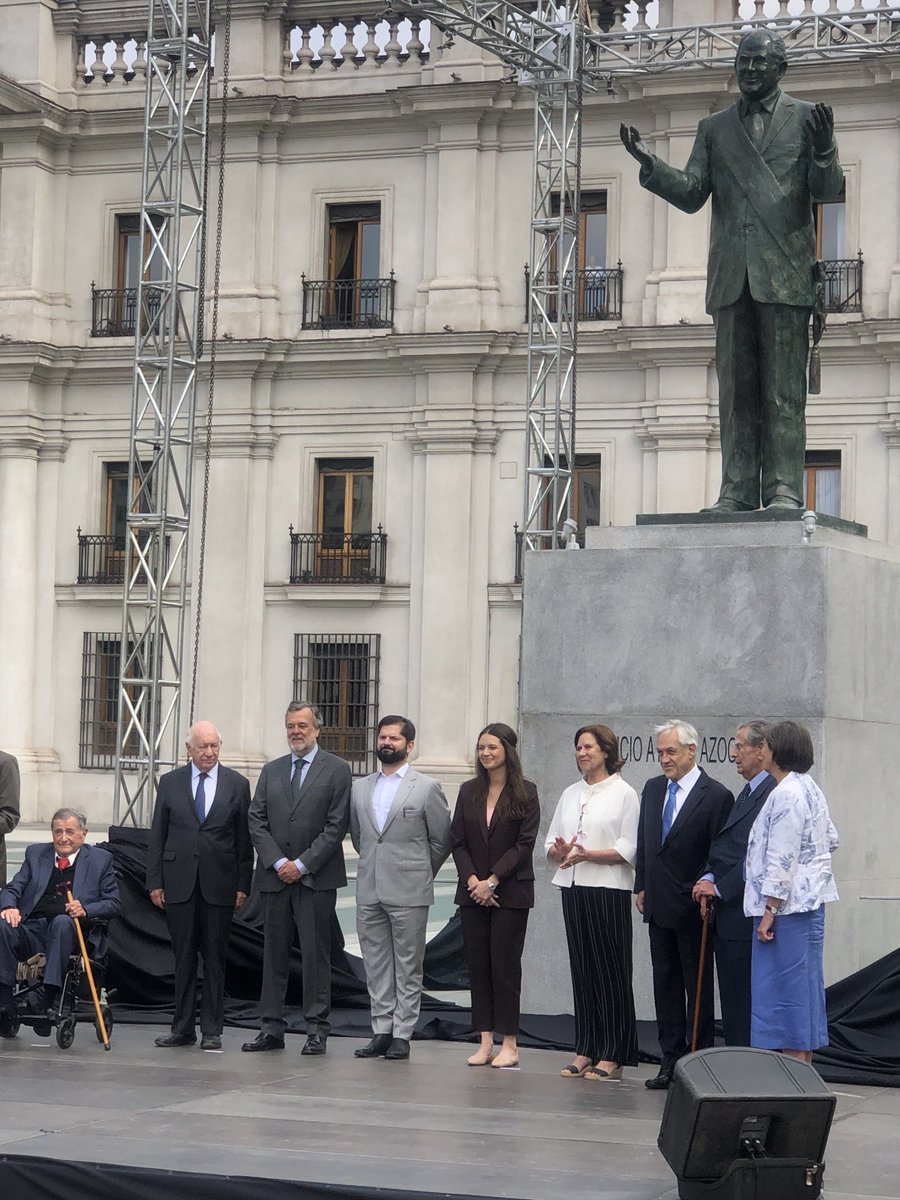 Foto oficial de la familia Aylwin con los expresidentes y el presidente ...