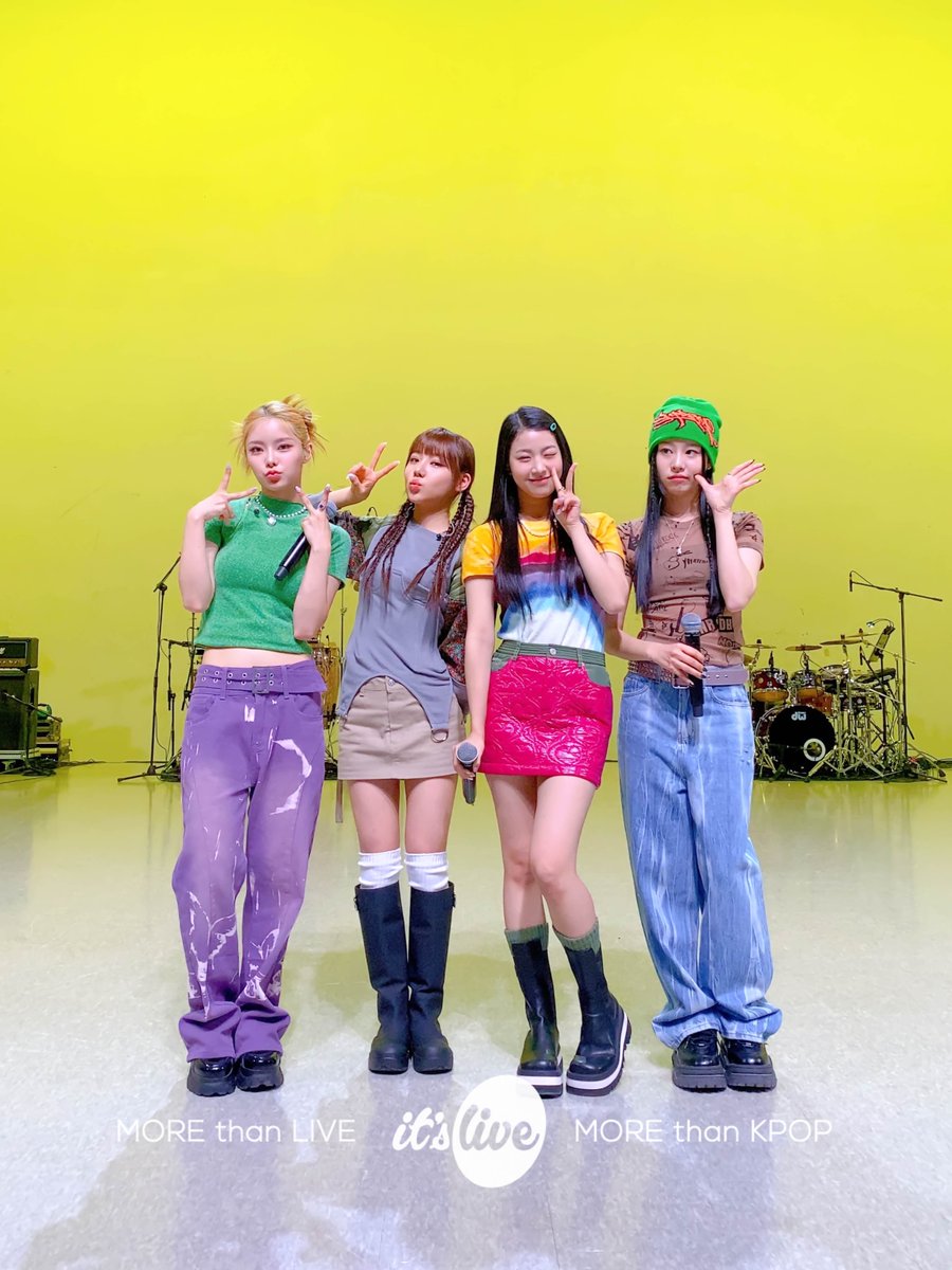 피프티피프티의 잇츠라이브 현장 포토!📸 FIFTY FIFTY의 ‘Higher' 무대를 유튜브 it's Live 채널에서 ...