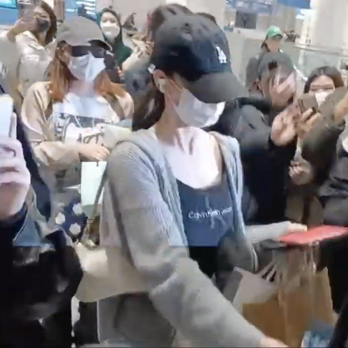 on Twitter: "ot4 aespa got gifts and letters from kmys!"