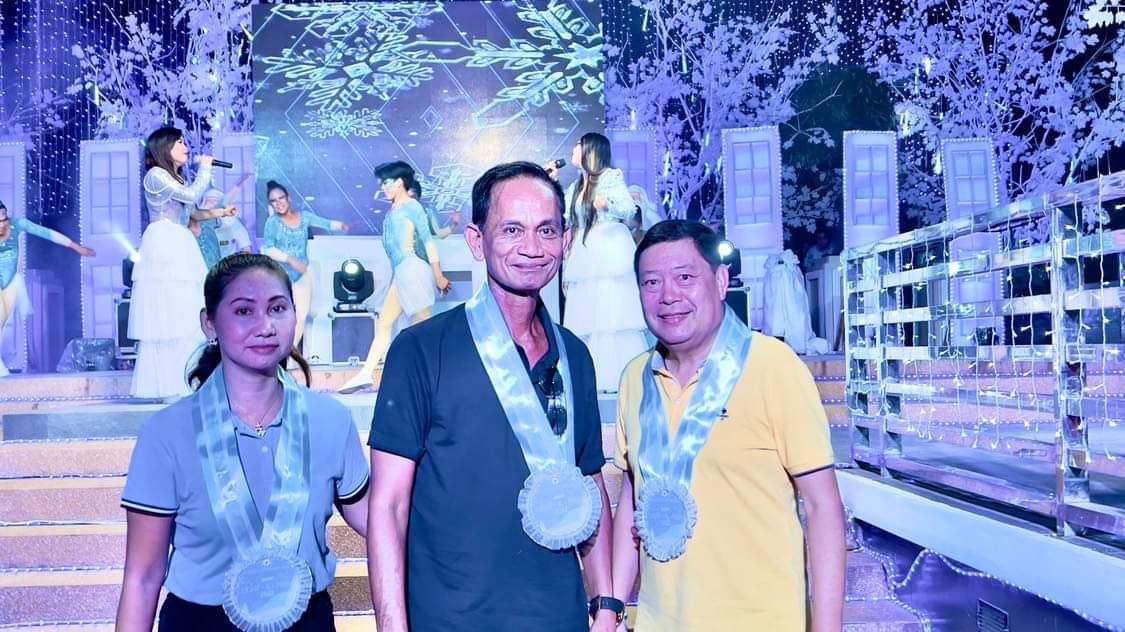 Inquirer on Twitter: "RT @carlapgomezINQ: LIGHTS ON. The lights on the 55-foot Christmas tree in ...