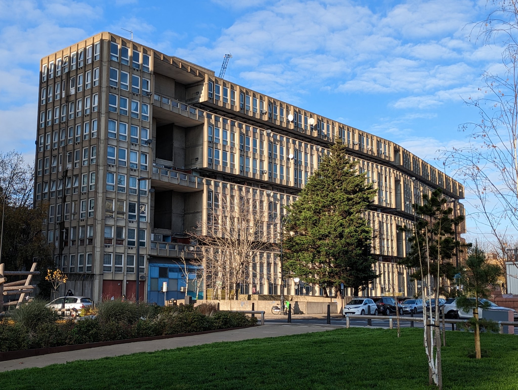 Municipal Dreams on Twitter: "1/ Robin Hood Gardens, Poplar: only the eastern block of the ...