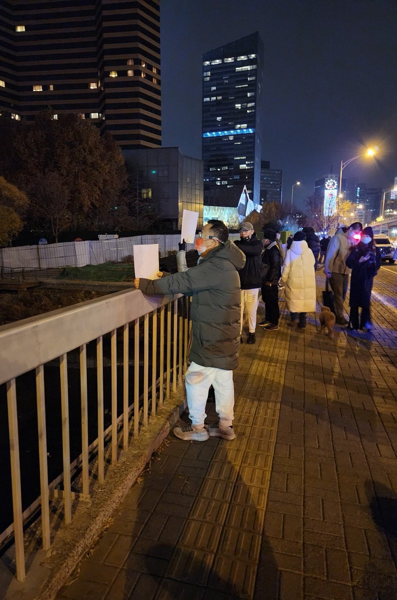 抵抗专制极权同盟 On Twitter 告中国希望脱离中国共产党的中国人: 一个极好的机会来到了!举着白纸,站在你的小区门口,不发一言,请人帮忙录像。机会千载难逢!
