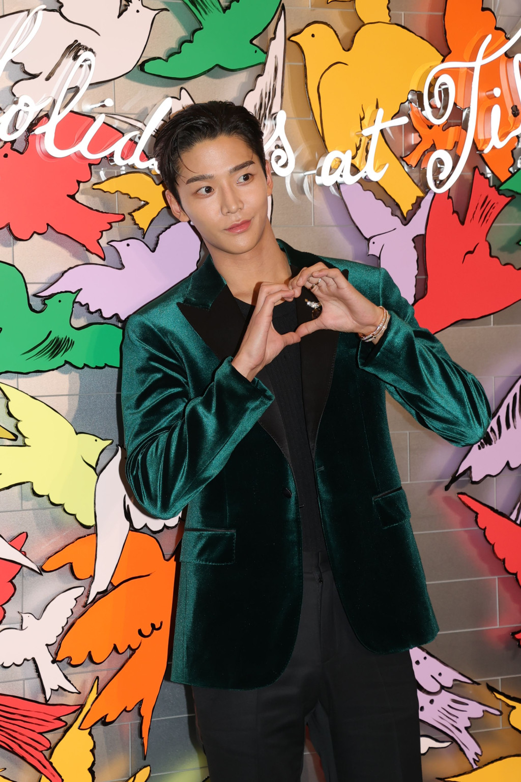 로운💙𝘈𝘸𝘦𝘴𝘰𝘮𝘦 𝘙𝘰𝘸𝘰𝘰𝘯 on Twitter: "로운(김석우)이 브랜드 크리스마스 축하 파티에 참석하기 위해 홍콩에 왔다. 그는 팬들에게 마음을 전하며 따뜻하게 손을 ...