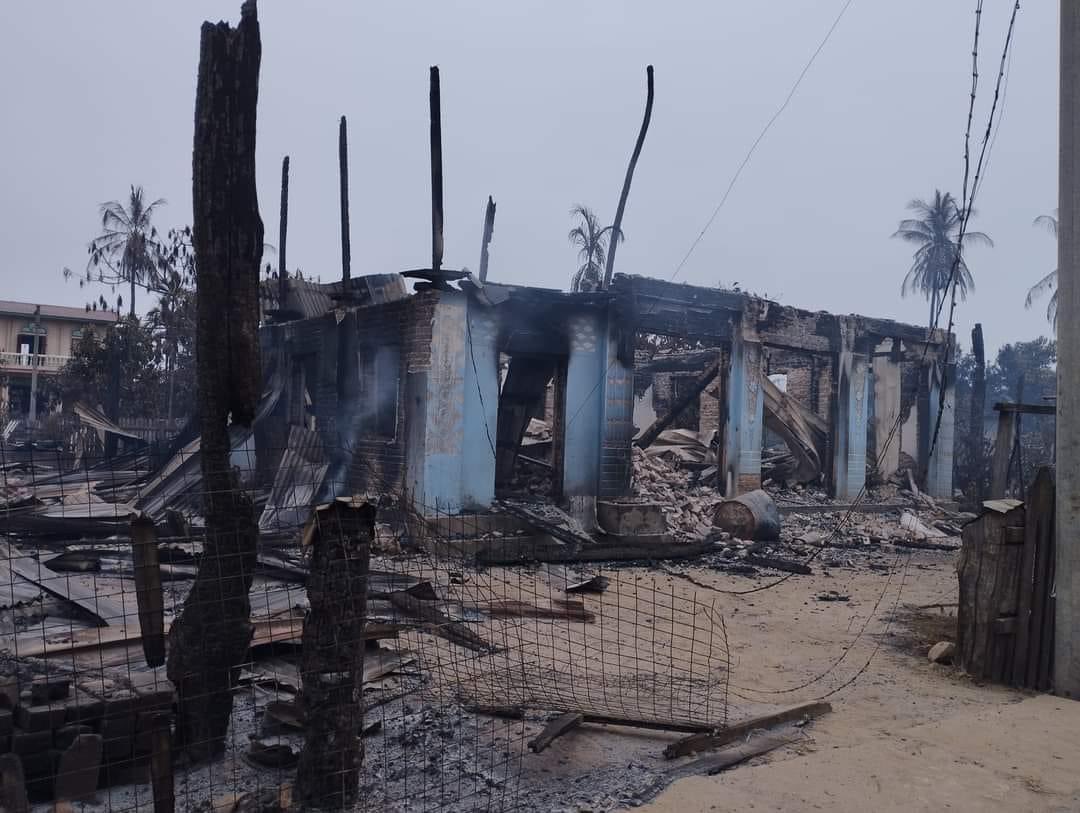 Khit Thit Media On Twitter ထီးချိုင့်မြို့နယ်ရှိ လေသာရွာကို အကြမ်းဖက် စစ်တပ် ၂ ရက်ဆက်တိုက