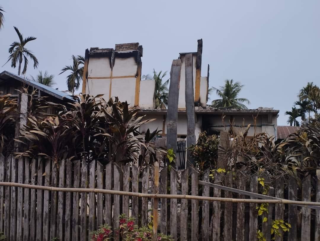 Khit Thit Media On Twitter ထီးချိုင့်မြို့နယ်ရှိ လေသာရွာကို အကြမ်းဖက် စစ်တပ် ၂ ရက်ဆက်တိုက