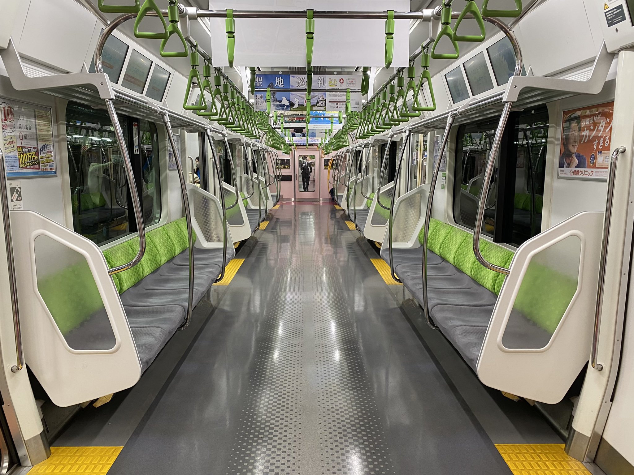 あ 0 1 9 5 on Twitter: "E235系 車内 ①0番台 トウ01 ②1000番台 F-01 ③1000番台 F-14 0番台では新車らしさ全開だったのが、1000番台では袖 ...