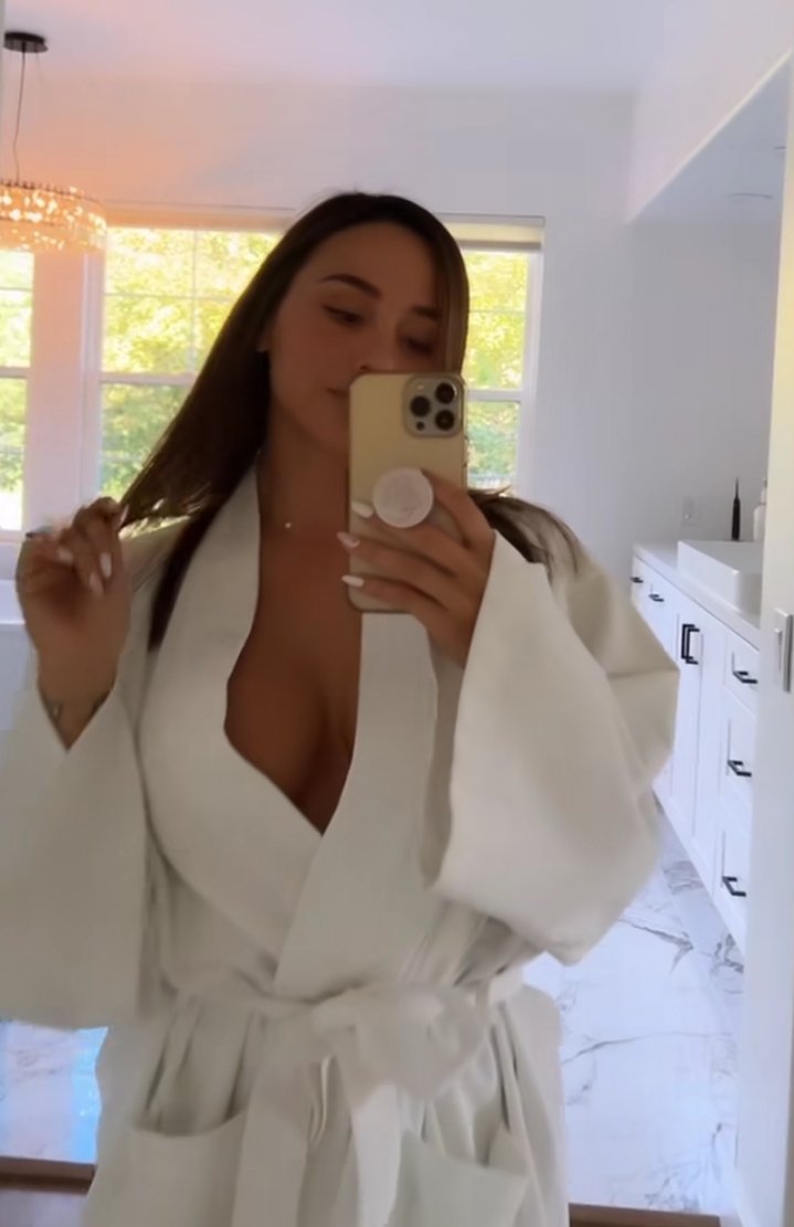 Anna on Twitter: "How do I look today? https://t.co/MQTpCTEexT" / Twitter