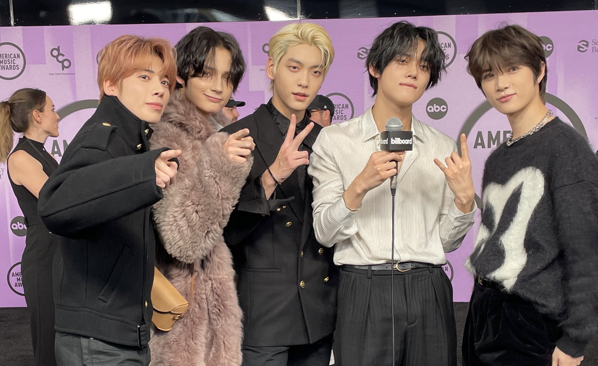 Access Hollywood on Twitter: "The 👑 KINGS 👑 of @TXT_bighit ate at the #AMAs https://t.co ...