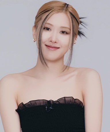 Pop Crave on Twitter: "#BLACKPINK’s #ROSÉ set to cover the December 2022 issue of Vogue Hong Kong."