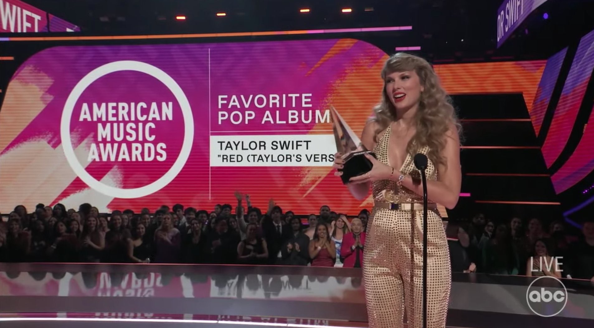 Pop Crave on Twitter: "Taylor Swift at the 2022 #AMAs https://t.co/n4H50rCxTY" / Twitter