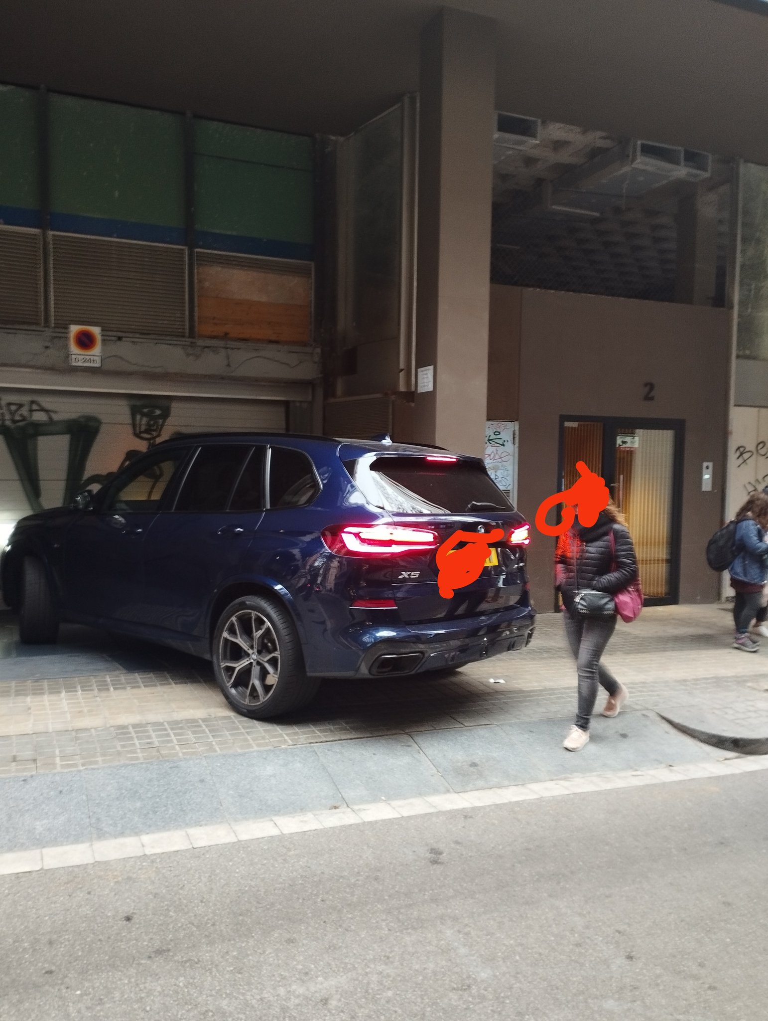 you'll never walk alone on Twitter: "@GUBBarcelona aquest cotxe cada matí està parat sobre de la ...