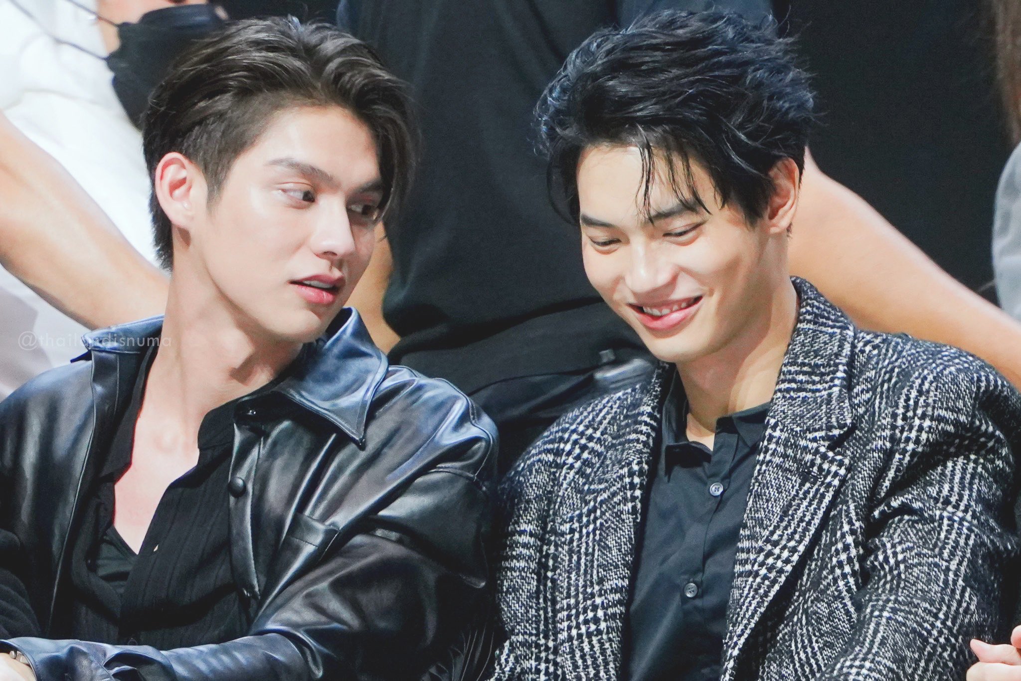 ff200% on Twitter: "เธอกับฉัน เราเป็นอะไร ช่วยบอกฉันที อยากรู้สายตาที่เธอมีให้กัน มันหมายความว่า ...