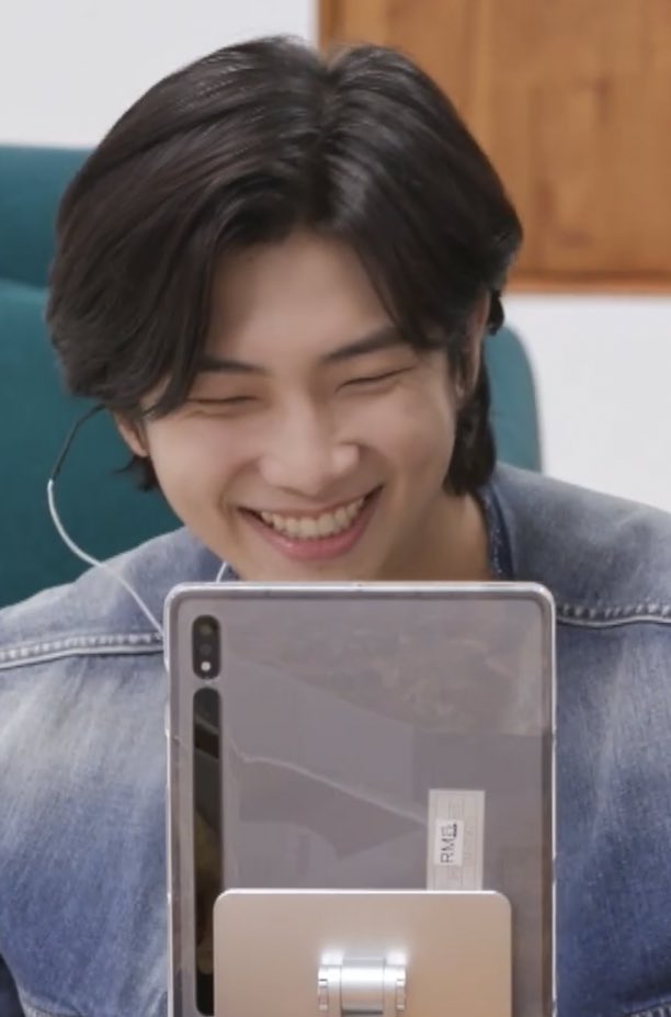 아레ㅁ ㅣ온느 on Twitter: "알엠 테블릿에 적혀있는 RM 너무 귀얍지 않냐구 https://t.co/OtXdxkPMHV" / Twitter