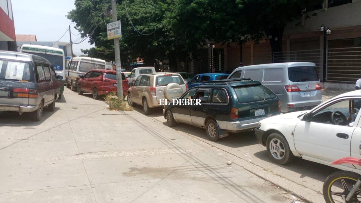 Embotellamiento de vehículos debido a la reinstalación de los puntos de ...