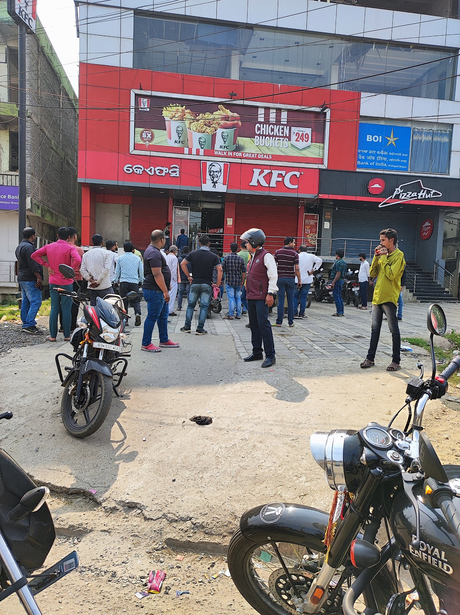 Gurjeet Singh Raina on Twitter: "@KFC_India Staff beaten by public for opening outlet on strike ...
